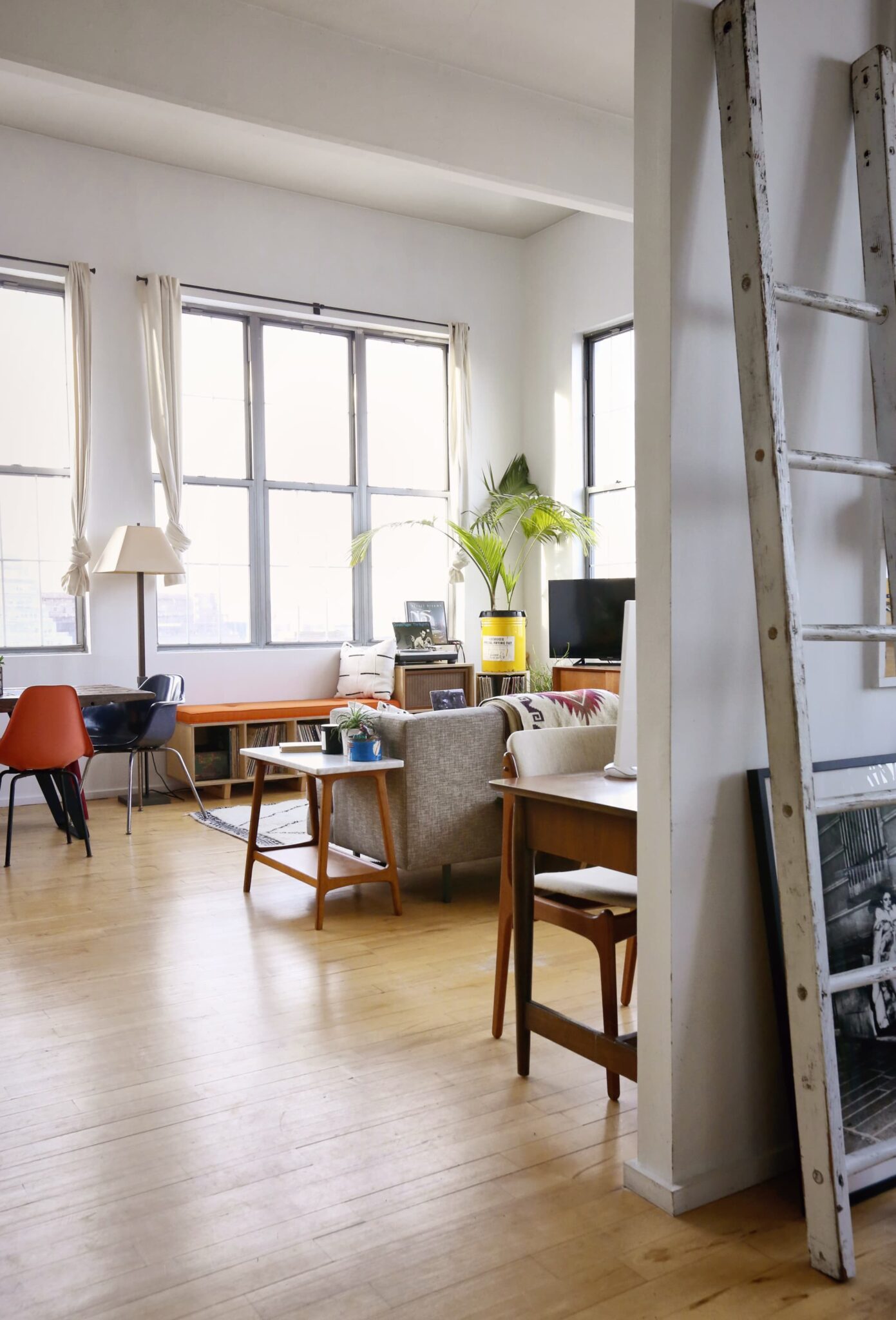 Αυτό το ηλιόλουστο loft 84τ.μ. στο Μπρούκλιν περιλαμβάνει μια cool ιδέα ...